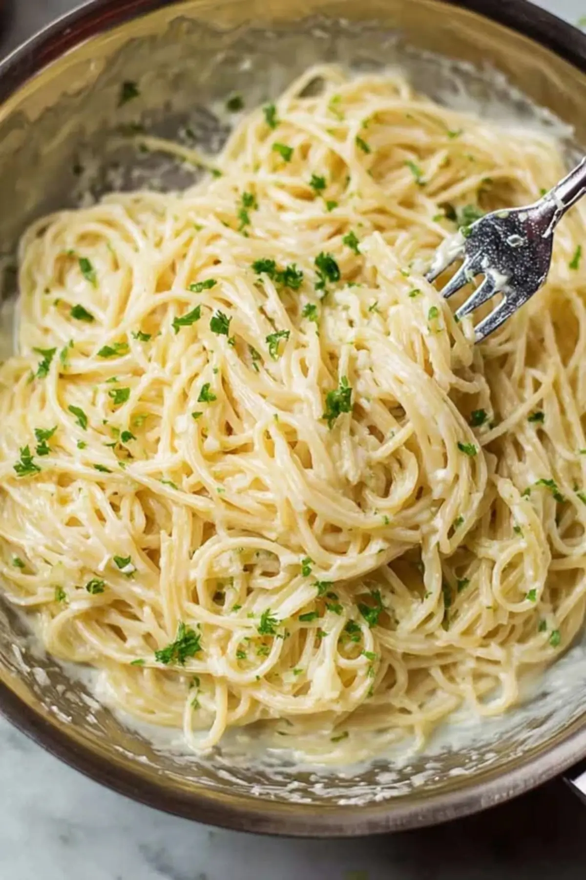 Garlic Parmesan Pasta: A Quick and Creamy Comfort Meal - Mucha Munch