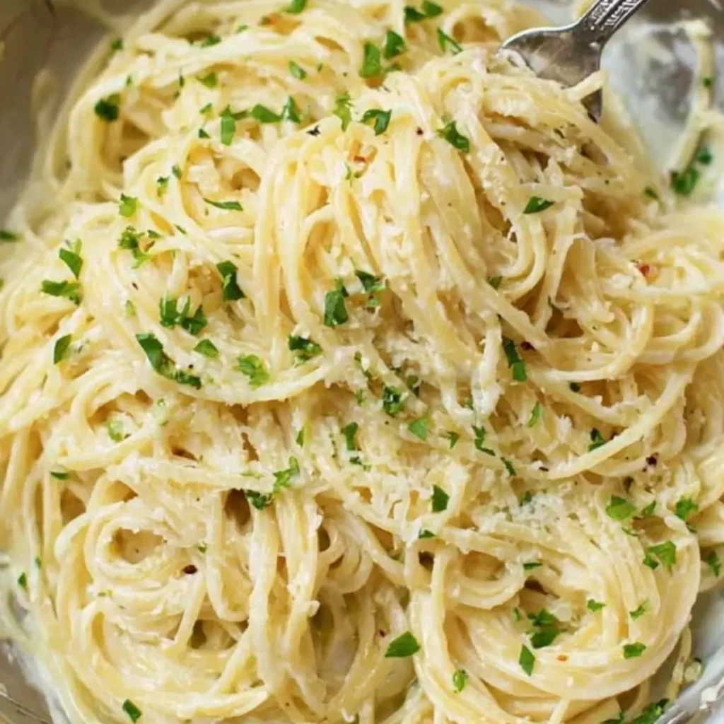 Garlic Parmesan Pasta: A Quick and Creamy Comfort Meal - Mucha Munch