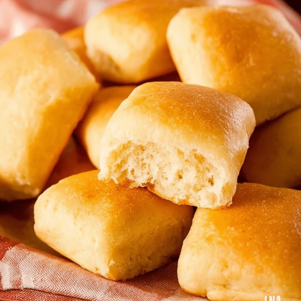 Texas Roadhouse Rolls Copycat Recipe: Buttery, Fluffy Homemade ...
