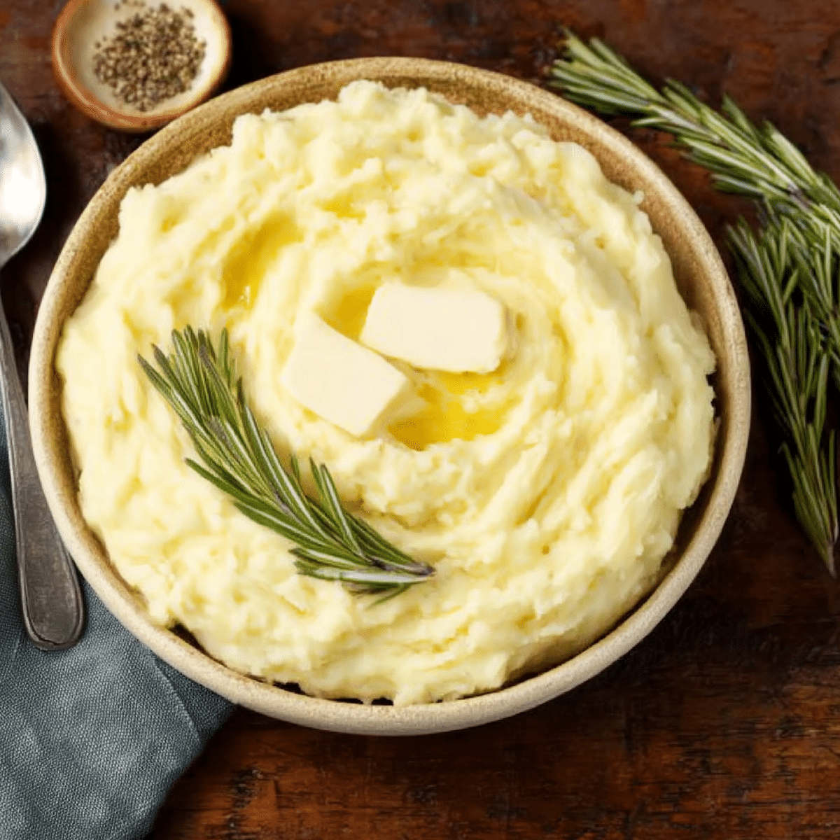 Rosemary Garlic Mashed Potatoes – Creamy, Easy & Flavorful - Mucha Munch